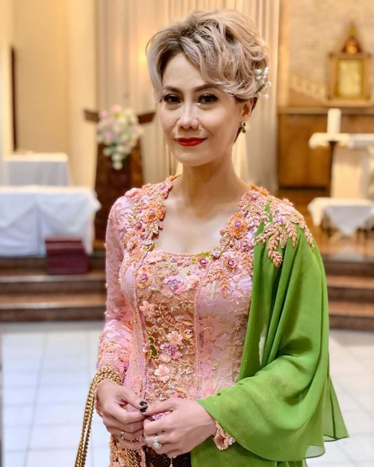 Berdarah Batak, 9 Potret Anggun Rosianna Silalahi Mengenakan Kebaya ...